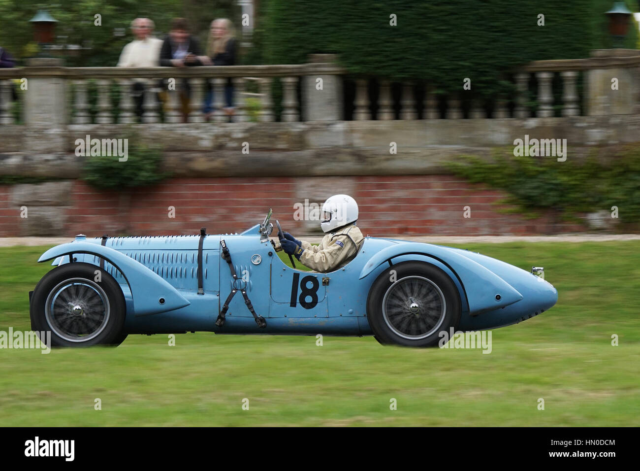 John B Guyatt Waffen seiner 1936 Talbot Lago T150C im Chateau Impney ...