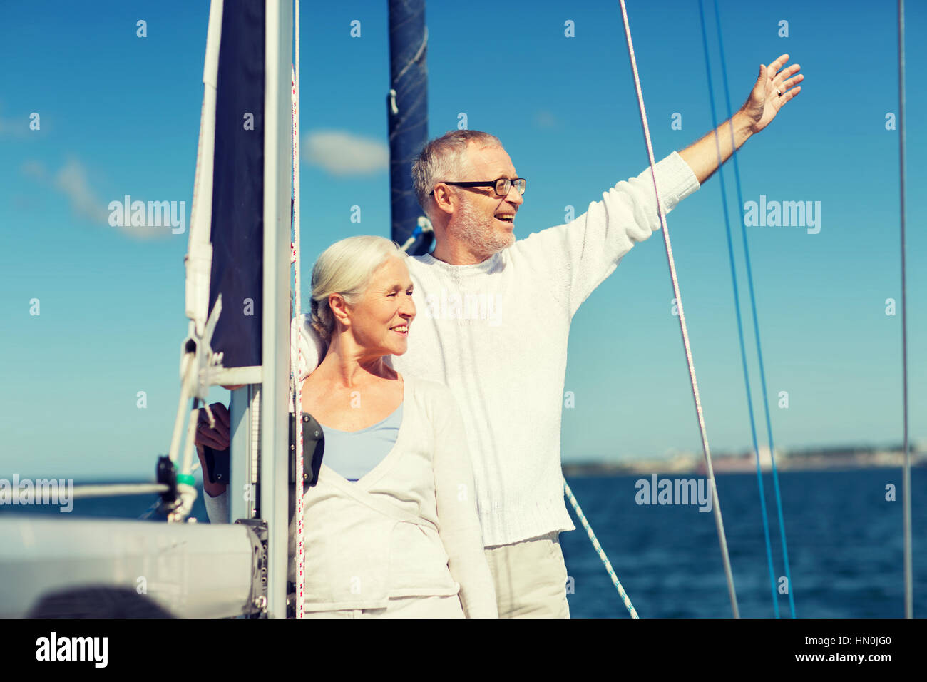 Frau winken auf yacht -Fotos und -Bildmaterial in hoher Auflösung – Alamy
