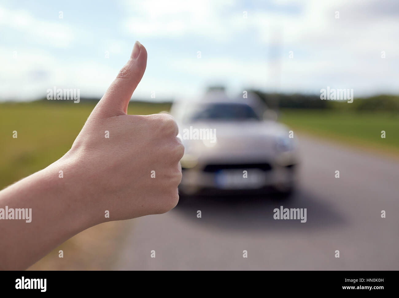 Hitchhiker stoppen Auto mit Daumen nach oben Handzeichen ...