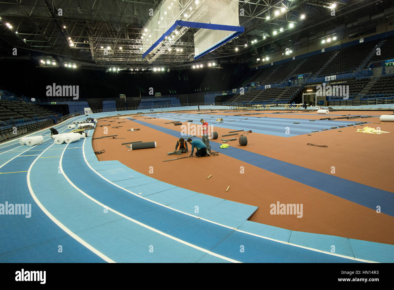 Arbeitnehmer, die Verlegung der neuen Infield verfolgen in der National ...