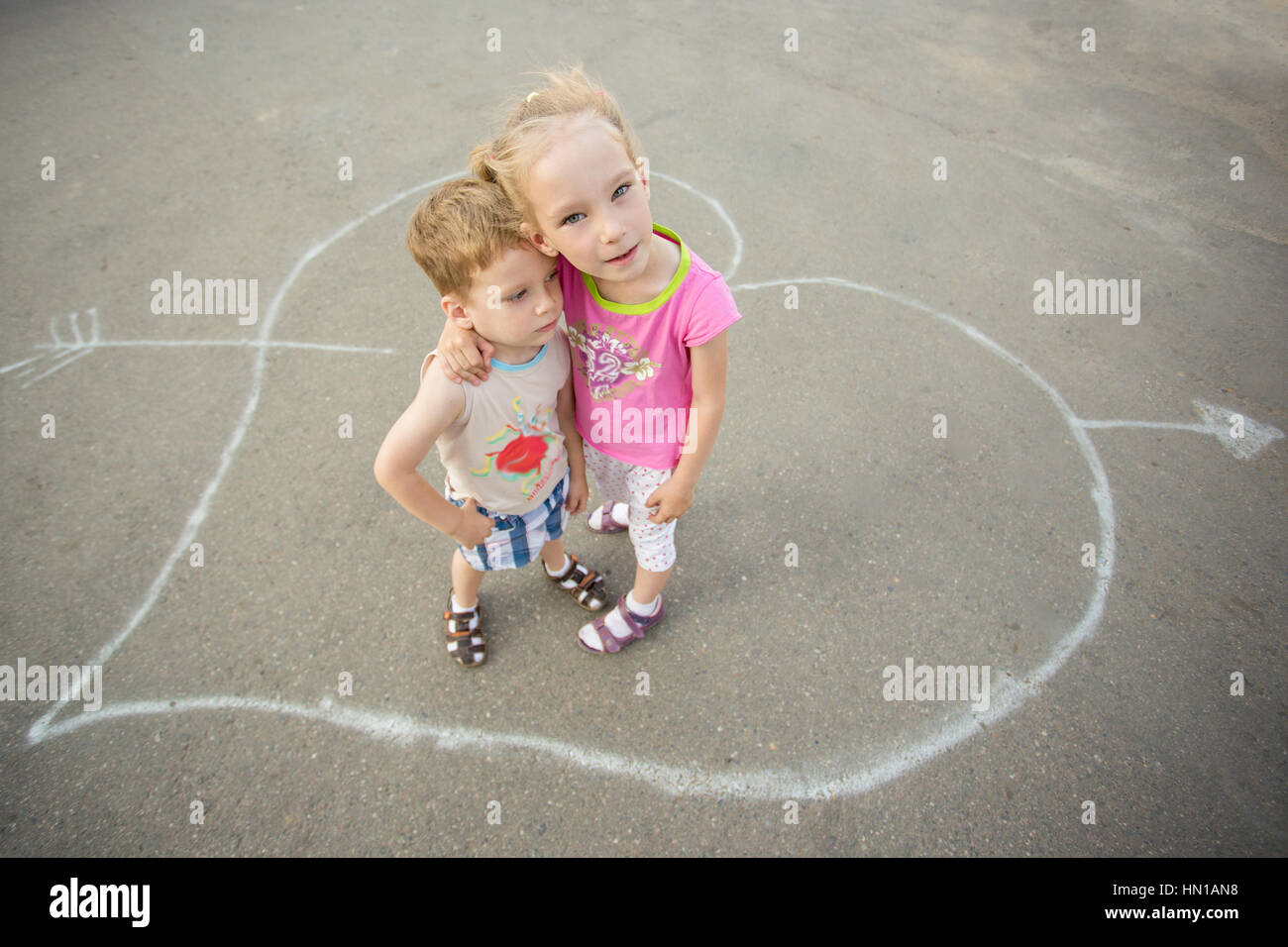 Cute couple kids kissing other -Fotos und -Bildmaterial in hoher ...