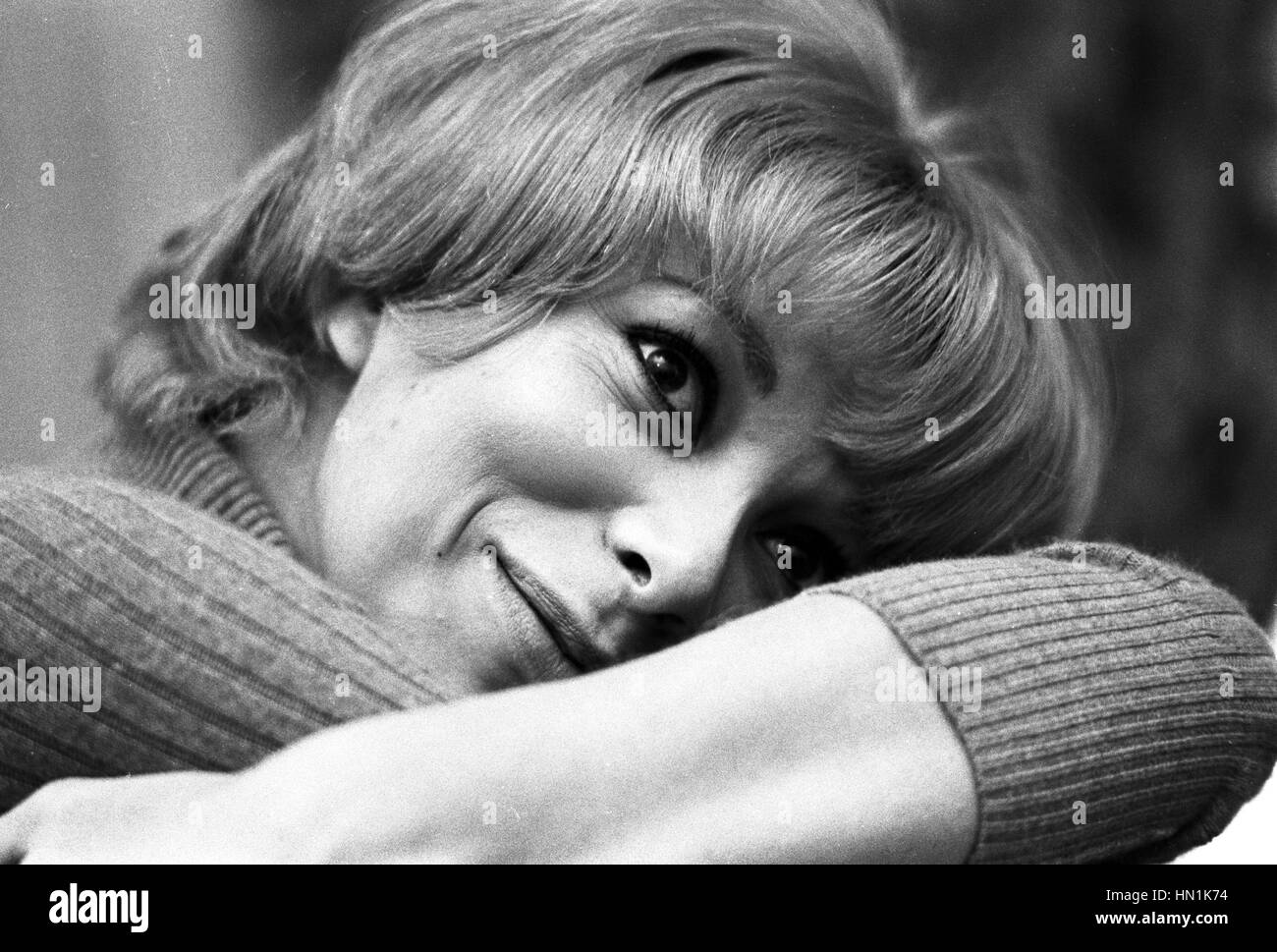 Schauspielerin Mireille Darc In Stockfotos und -bilder Kaufen - Alamy