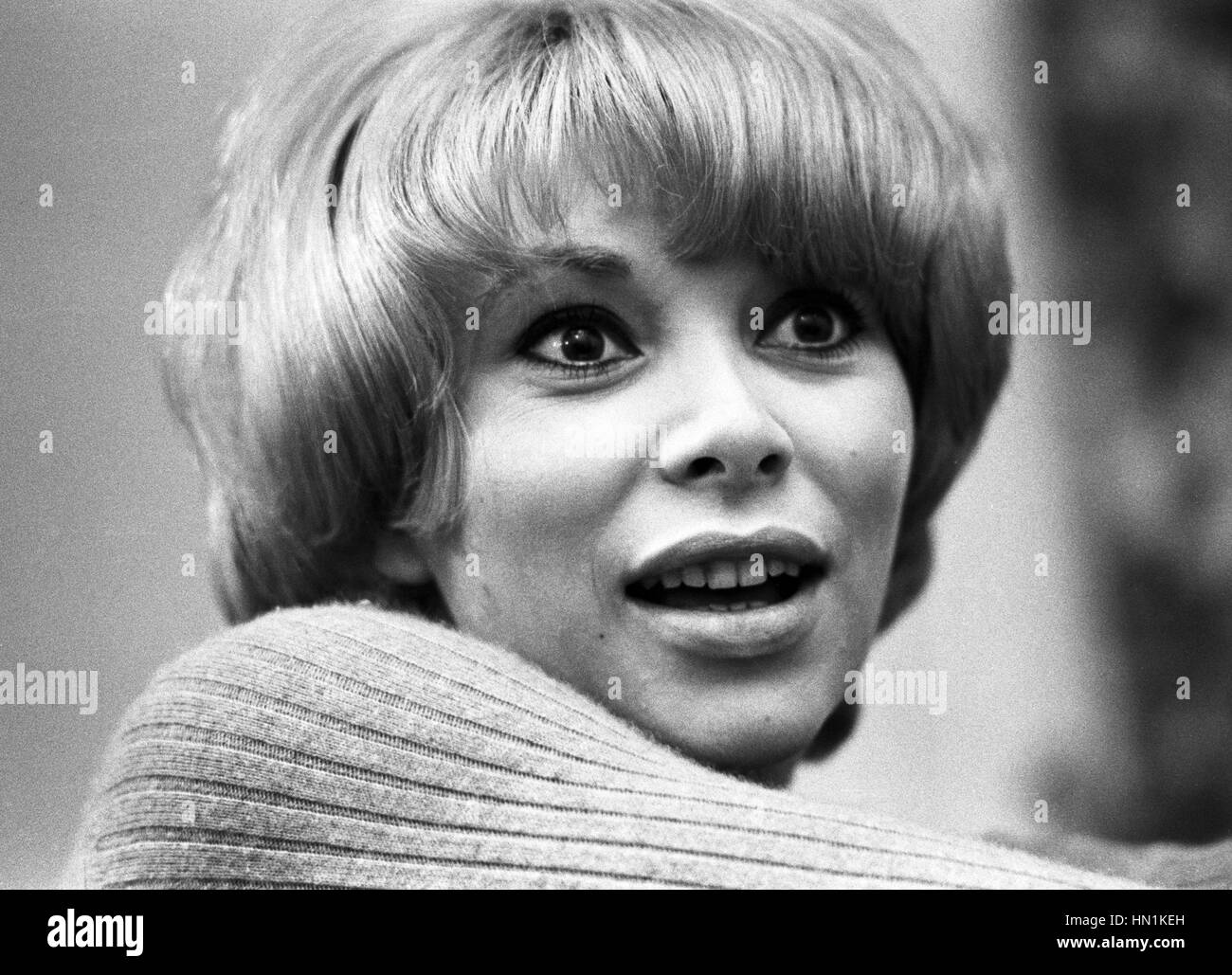 Französische Schauspielerin Mireille Darc, fotografiert im Jahr 1969 Stockfotografie - Alamy
