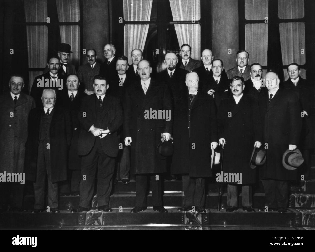 Der Präsident der Volksfront Léon Blum präsentiert seine neue Regierung ...