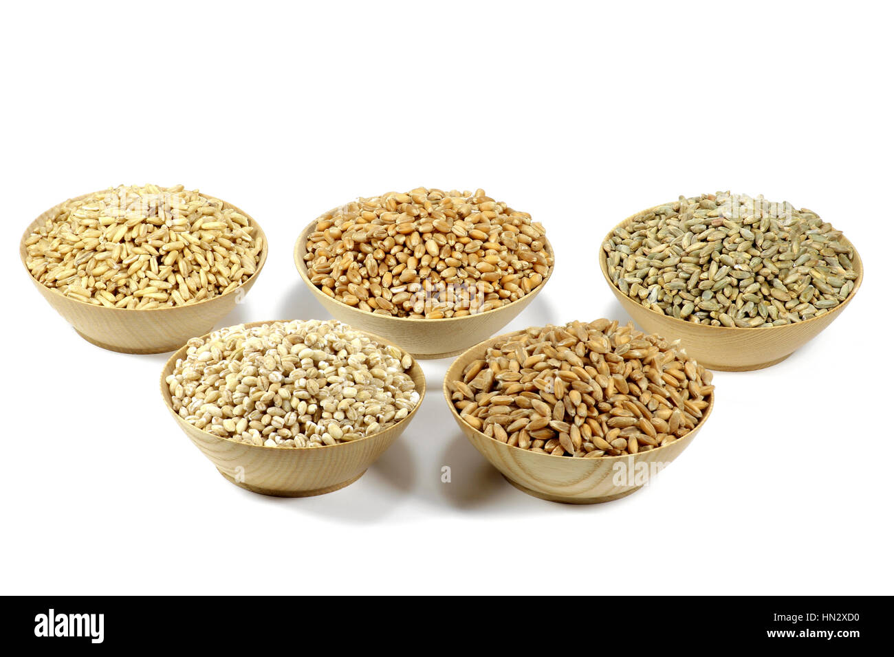 Sortiment von verschiedenen Getreidesorten in Holzschalen isoliert auf ...