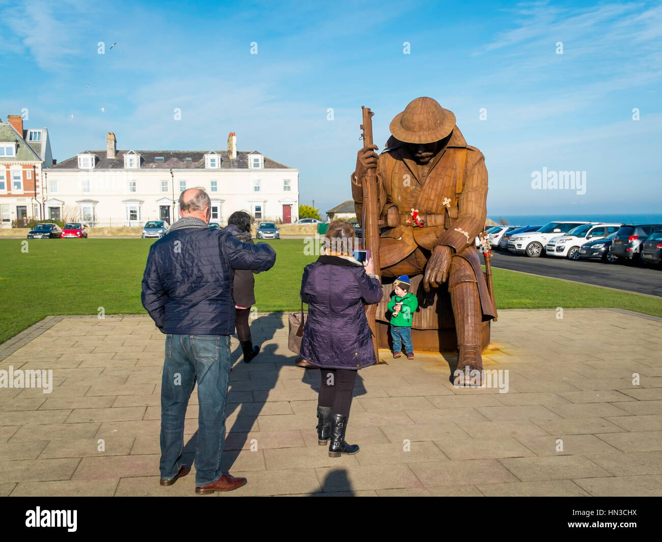 Familie fotografieren elf ' o ' eine groß angelegte Stahl Skulptur ...