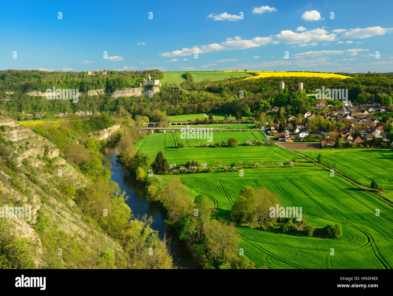 Fluss Saale, Dorf Saaleck, Burgruine Rudelsburg und Saaleck, Saale-Tal ...