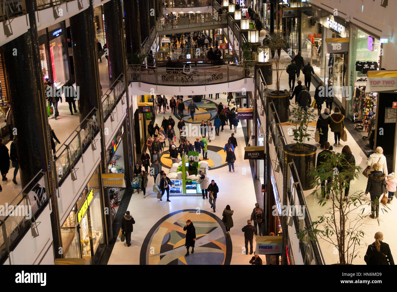 Alexa shopping mall berlin -Fotos und -Bildmaterial in hoher Auflösung ...