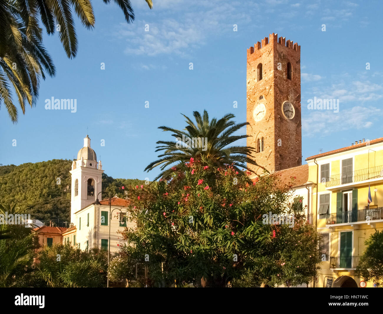 Noli, Italien: Turm der alten Stadtmauer der Palmen Stockfotografie - Alamy