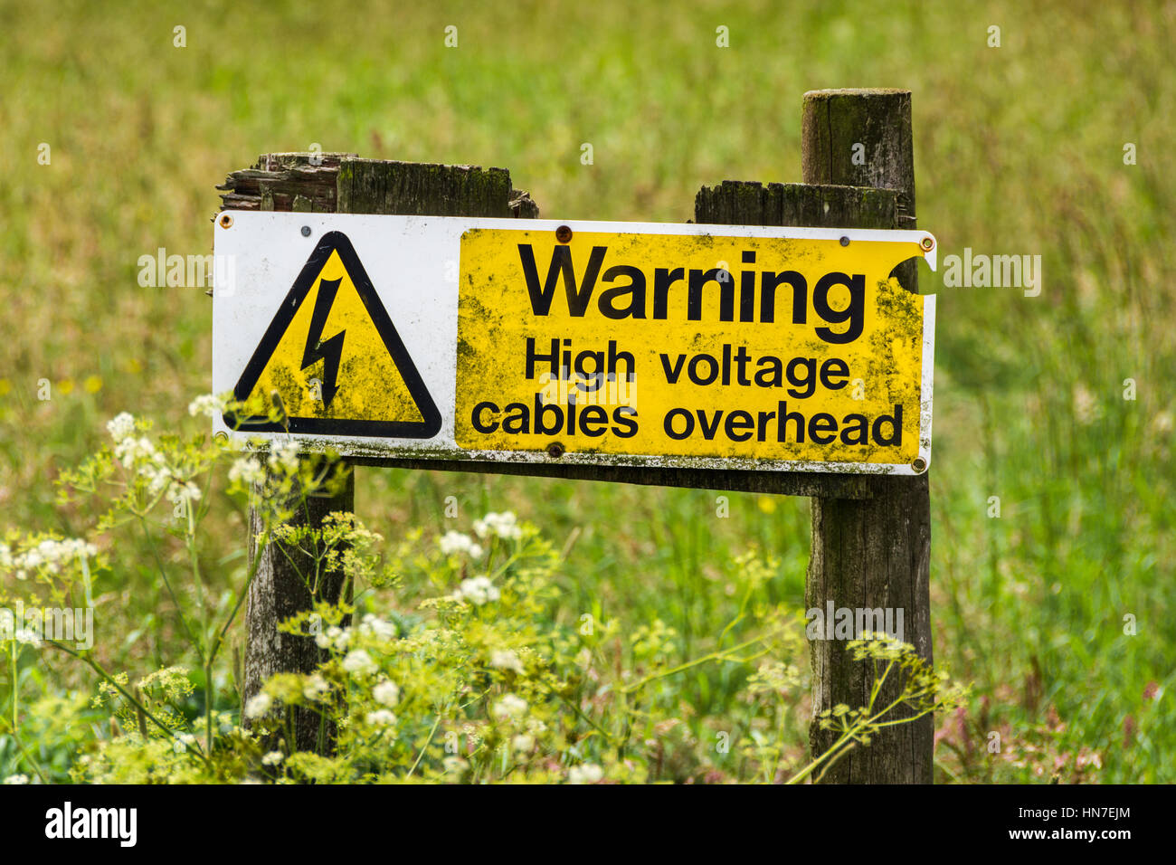 Overhead cables warning sign -Fotos und -Bildmaterial in hoher ...