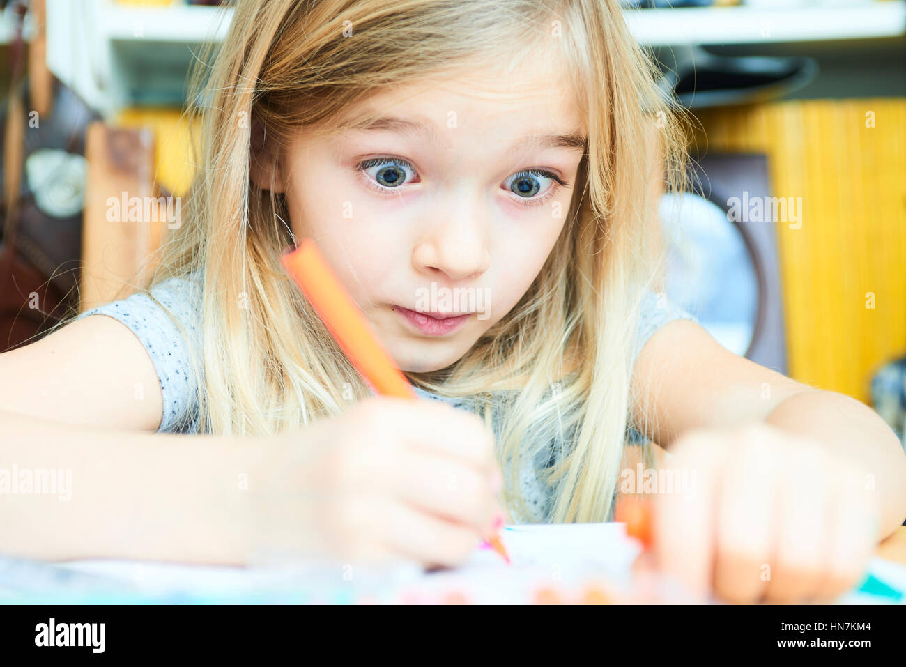 Lustige kleine Kind Mädchen ist zeichnen und malen mit bunten Filzstiften. Vorschulkind Mädchen ...