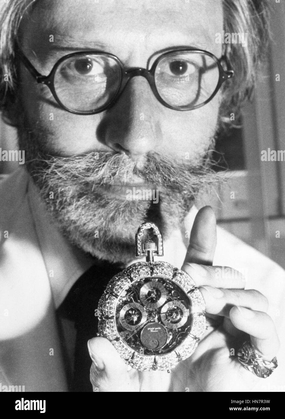 Gerald Genta, 48, mit einer Uhr, die verbrachte er zwei-und-ein-halb ...