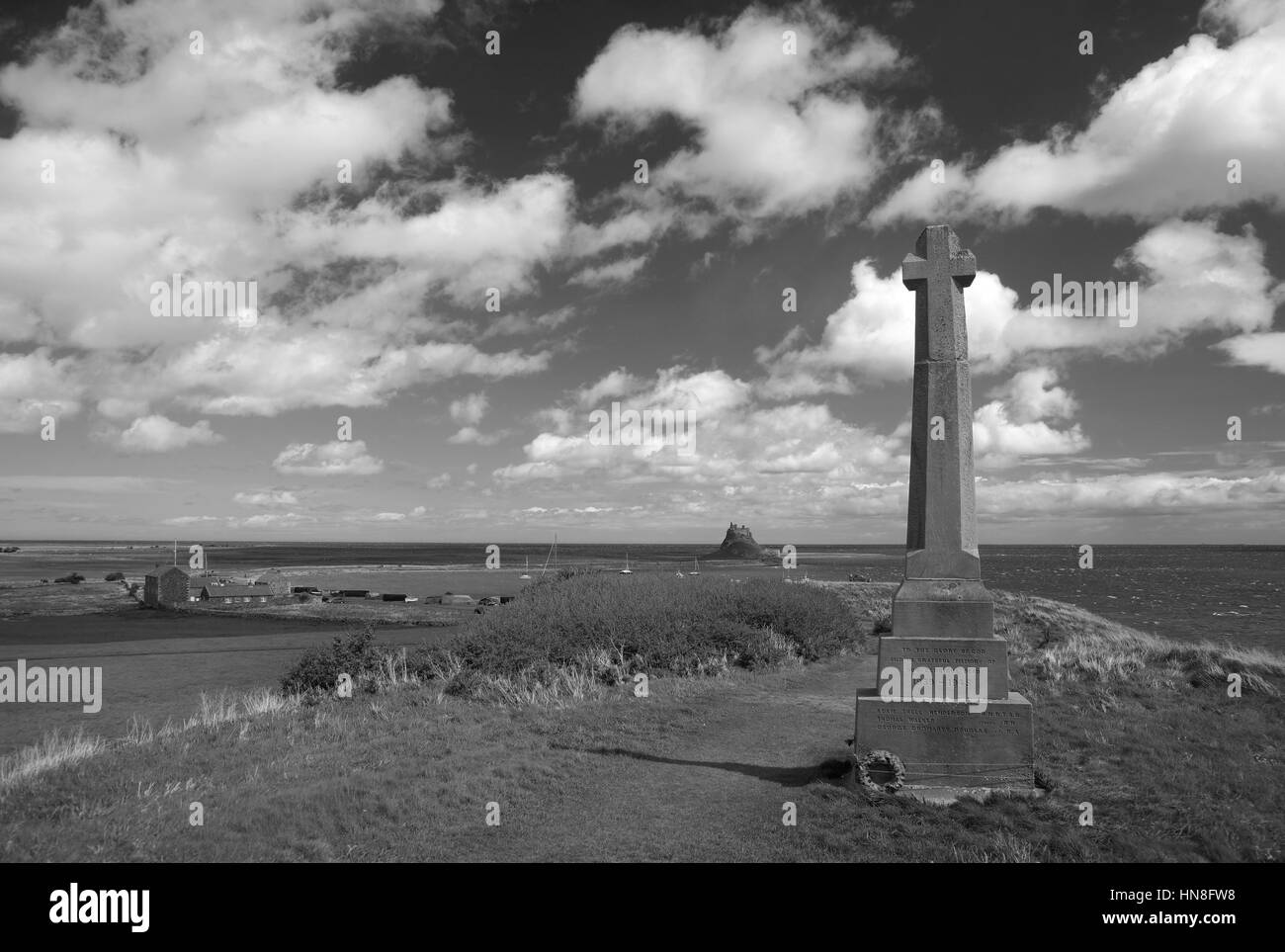 Kriegsdenkmal in lindisfarne Schwarzweiß-Stockfotos und -bilder - Alamy