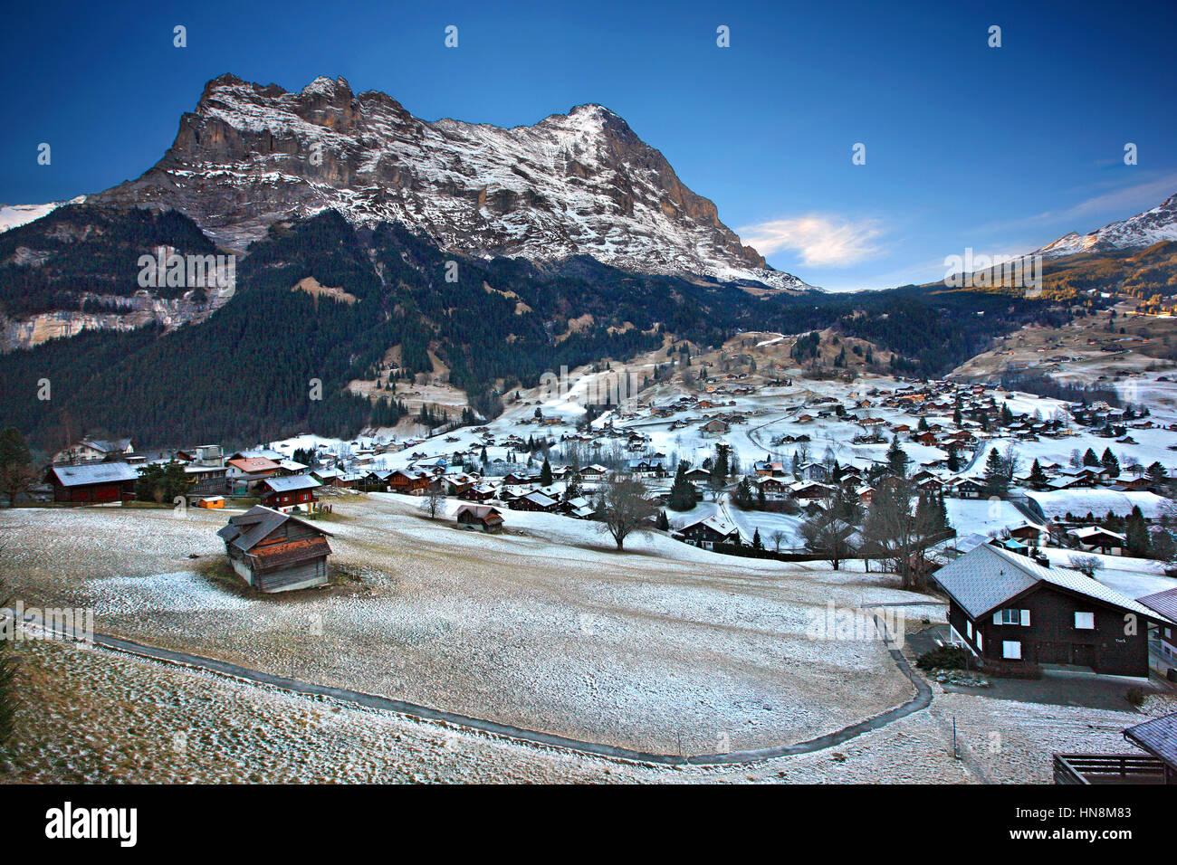 Grindelwald Dorf, im "Schatten" des Mount Eiger (3,970 m), in den ...