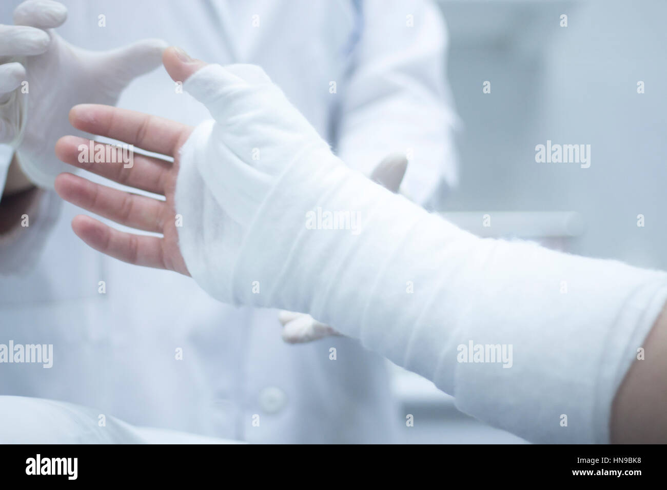 Arzt Patienten Unterarm und Handgelenk ein Gipsverband und Bandagen ...