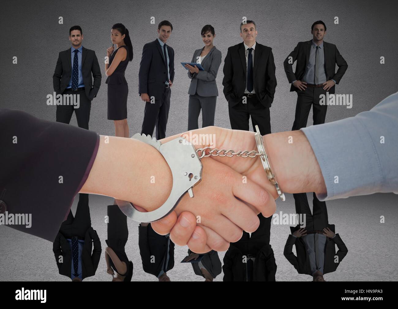 Digitalen Verbund von Handshake mit Handschellen vor Geschäftsleute im ...