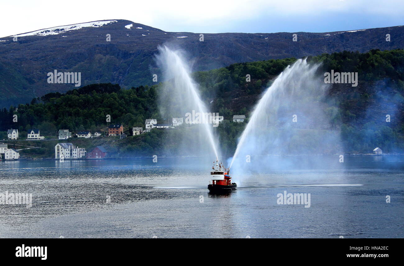 Ein Pilot Boot spritzt Wasser mit seinem Wasser Canon ein ...