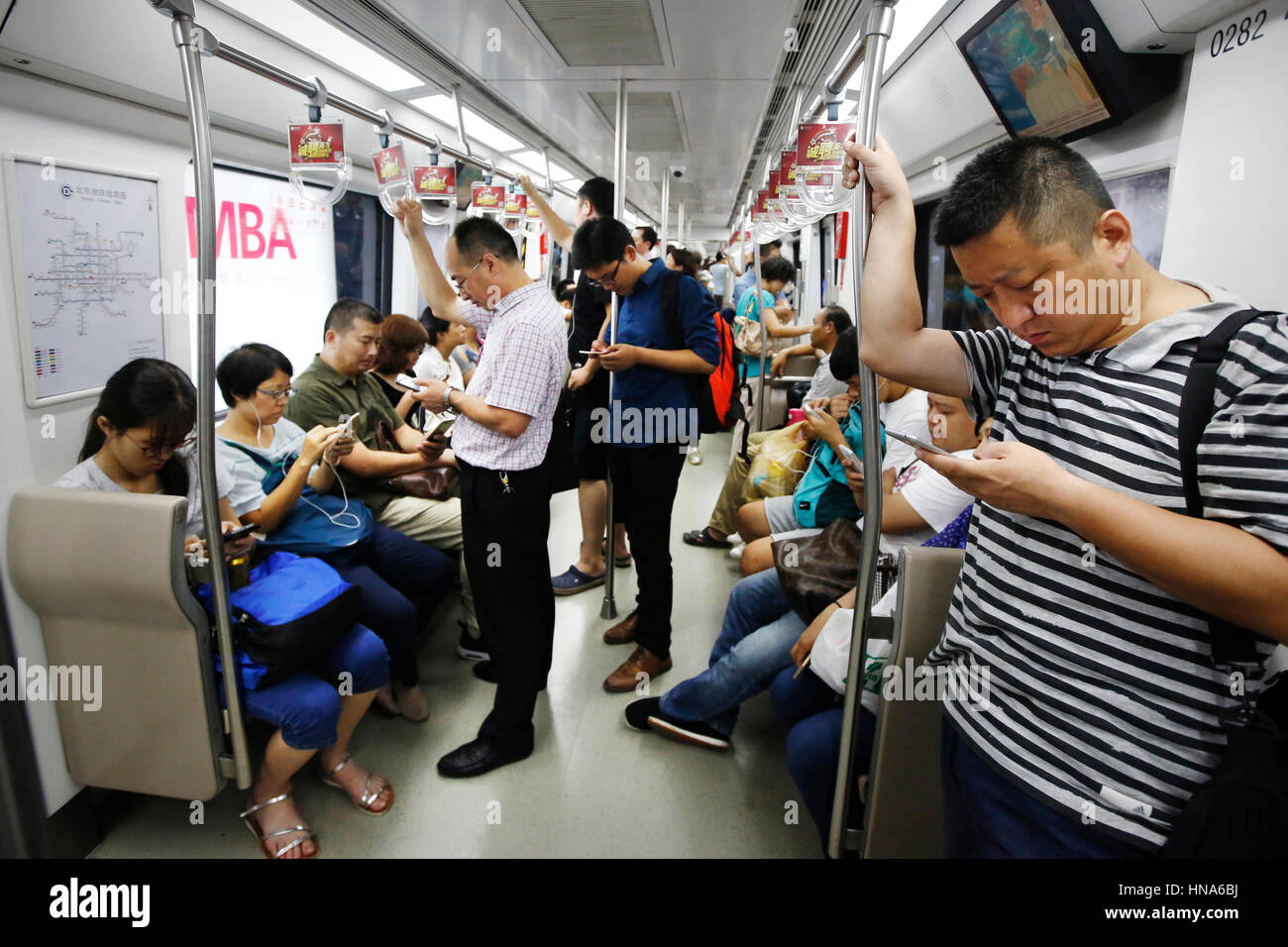 Menschen Blick Handys auf einer u-Bahn in Peking, China, Freitag, 29 ...