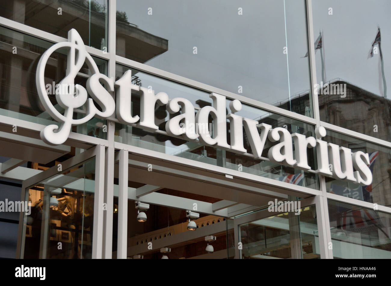 Stradivarius logo -Fotos und -Bildmaterial in hoher Auflösung – Alamy
