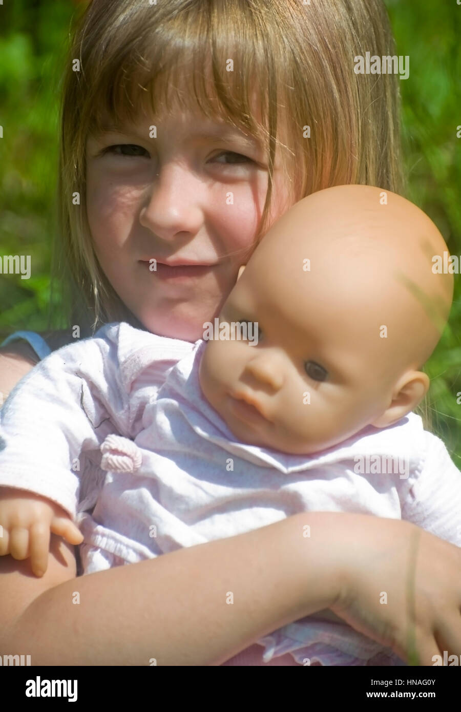 Mädchen spielt mit puppen -Fotos und -Bildmaterial in hoher Auflösung ...