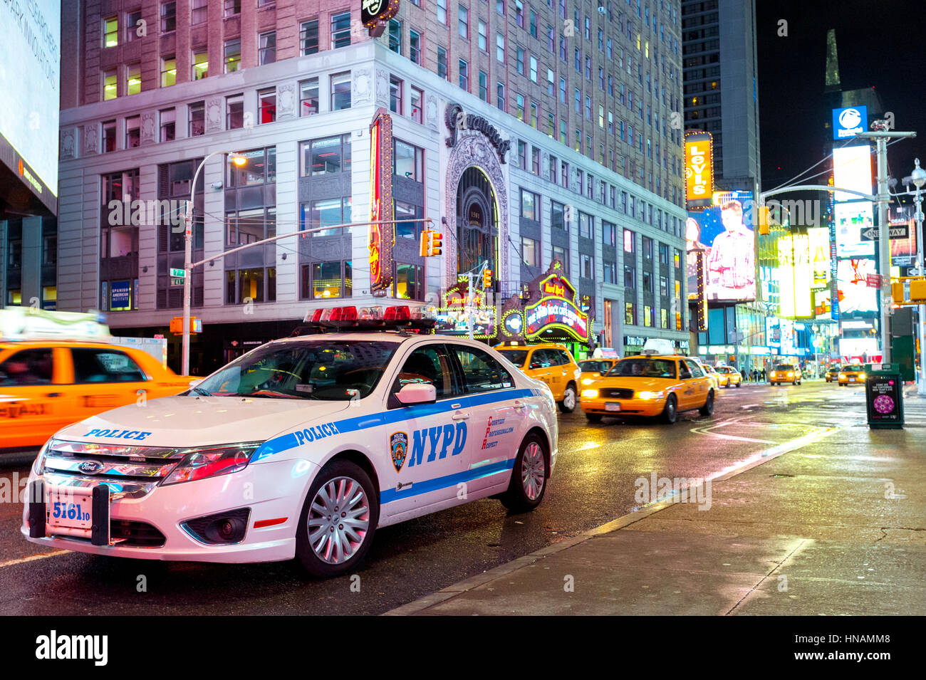 New york police car yellow taxi cab -Fotos und -Bildmaterial in hoher ...