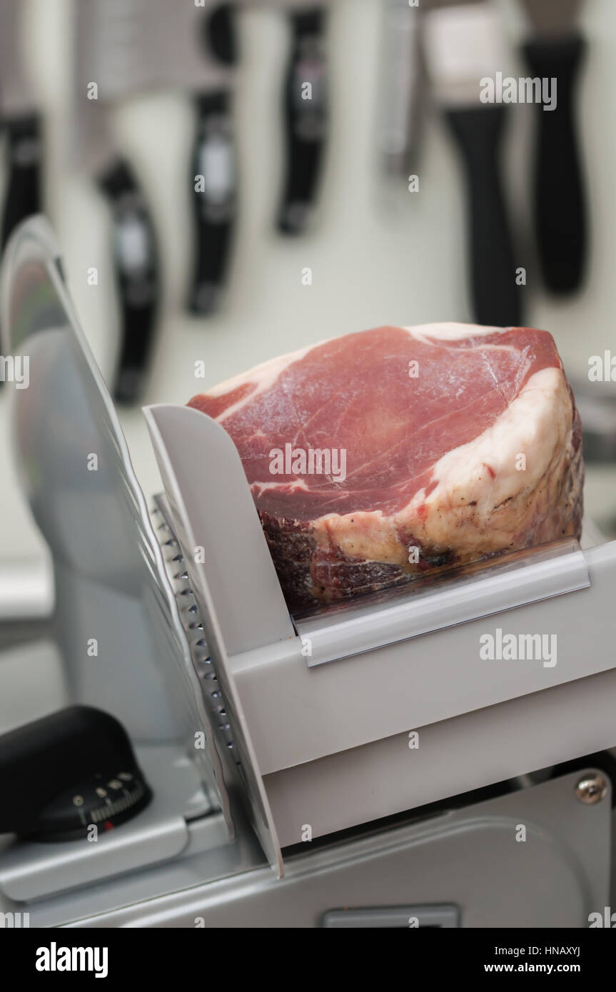 Ham cutting machine -Fotos und -Bildmaterial in hoher Auflösung – Alamy