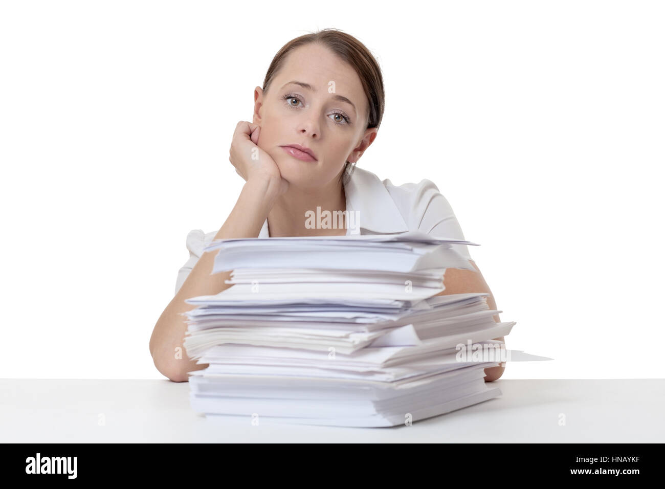 Business-Frau mit einem Stapel Papier Arbeit auf ihrem Schreibtisch bei ...