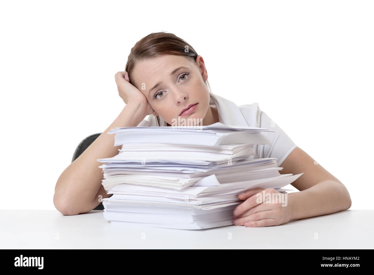 Business-Frau mit einem Stapel Papier Arbeit auf ihrem Schreibtisch bei ...
