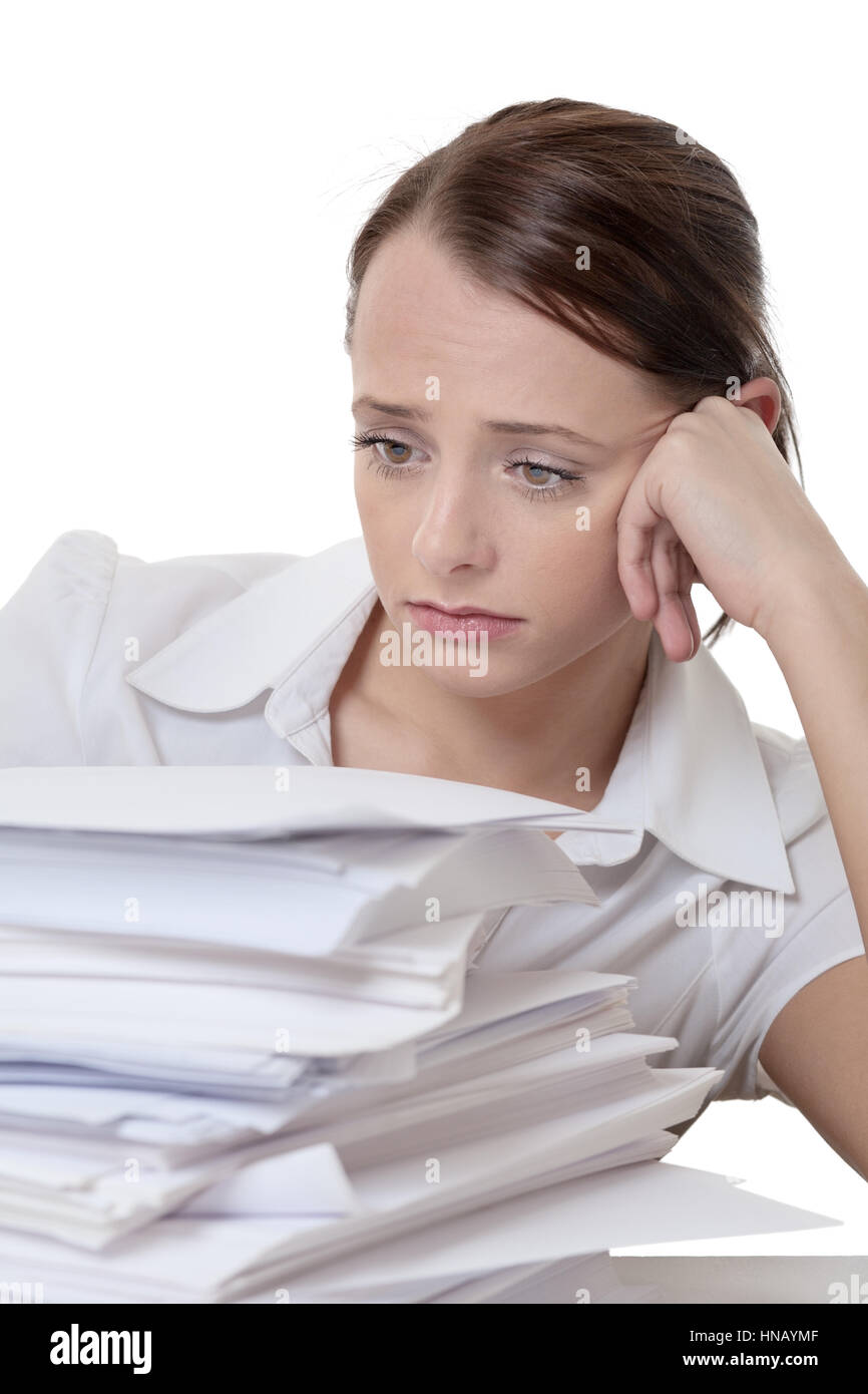 Business-Frau mit einem Stapel Papier Arbeit auf ihrem Schreibtisch bei ...