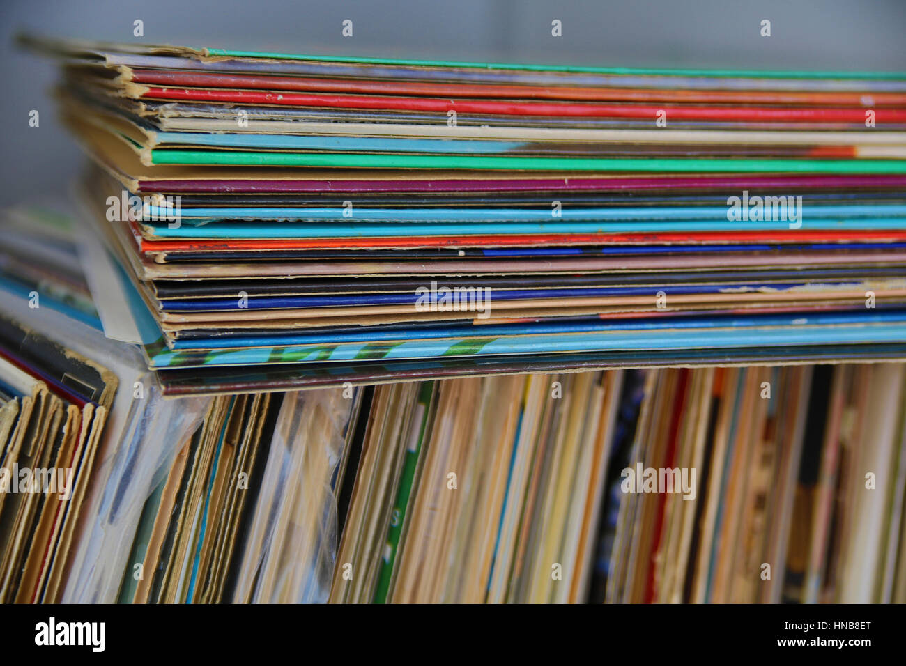 Vinyl records stack -Fotos und -Bildmaterial in hoher Auflösung – Alamy