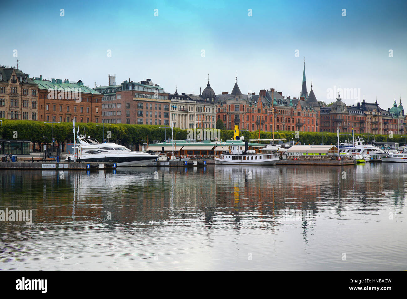 STOCKHOLM, Schweden - 20. August 2016: Viele Leute gehen und besuchen ...