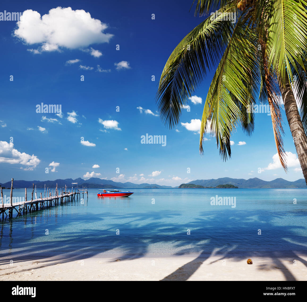 Tropische insel mit boot im wasser -Fotos und -Bildmaterial in hoher ...