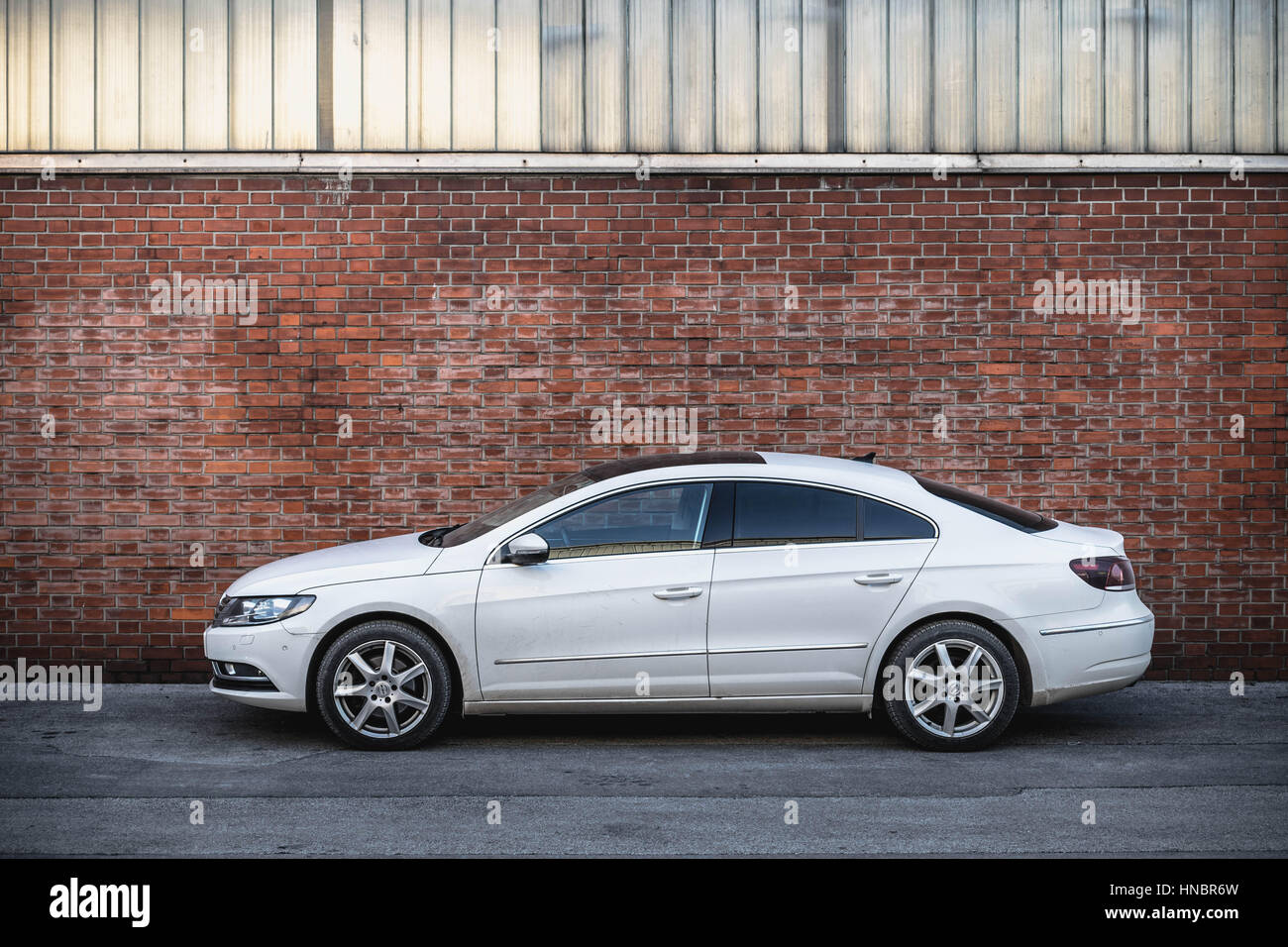 Car side view -Fotos und -Bildmaterial in hoher Auflösung – Alamy