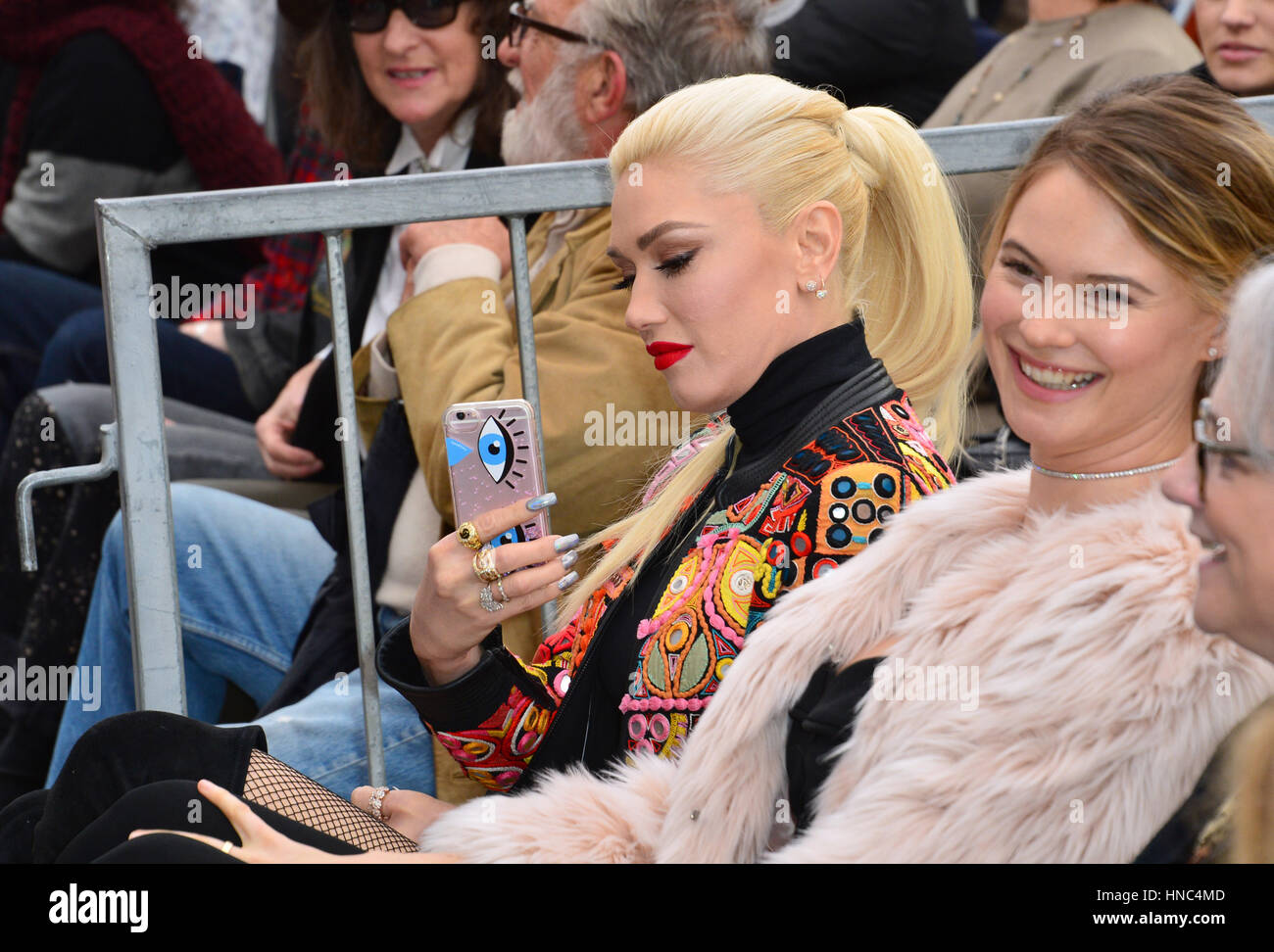 Gwen stefani behati prinsloo -Fotos und -Bildmaterial in hoher ...