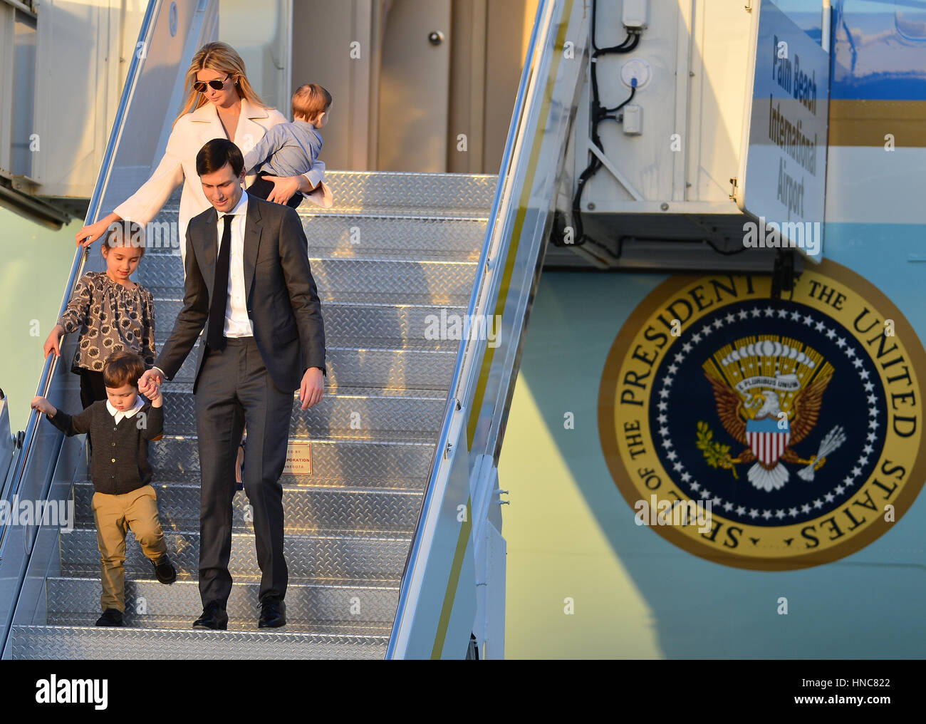 West Palm Beach, FL, USA. 10. Februar 2017. Jared Kushner und seine ...