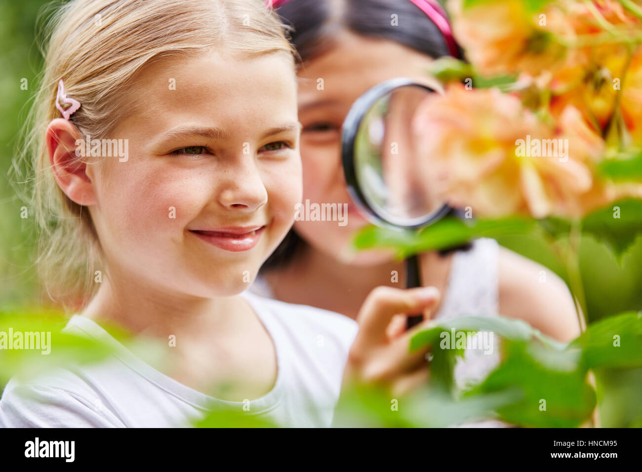 Kinder garten lupe -Fotos und -Bildmaterial in hoher Auflösung – Alamy