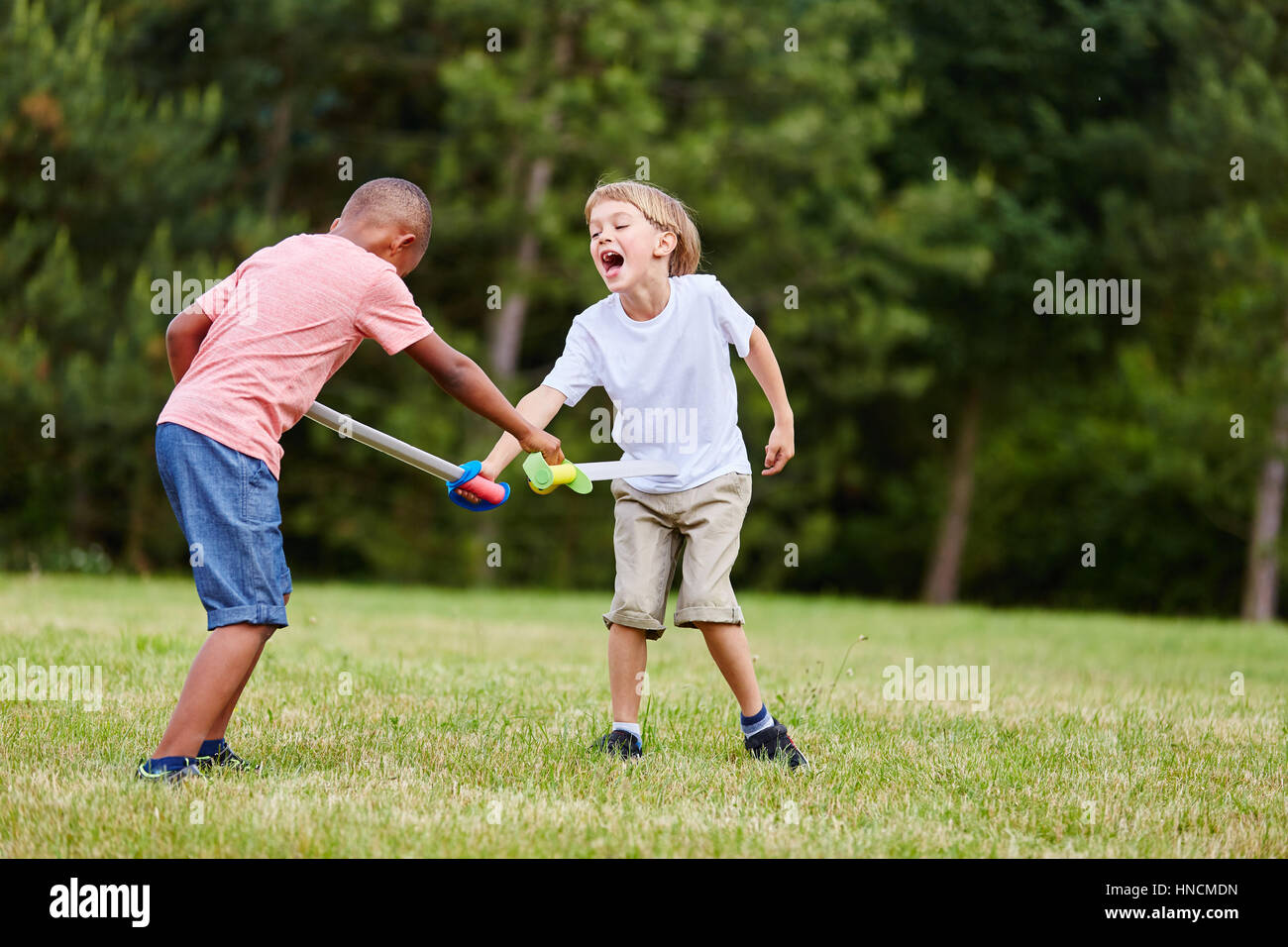 Zwei jungs haben spaß -Fotos und -Bildmaterial in hoher Auflösung – Alamy