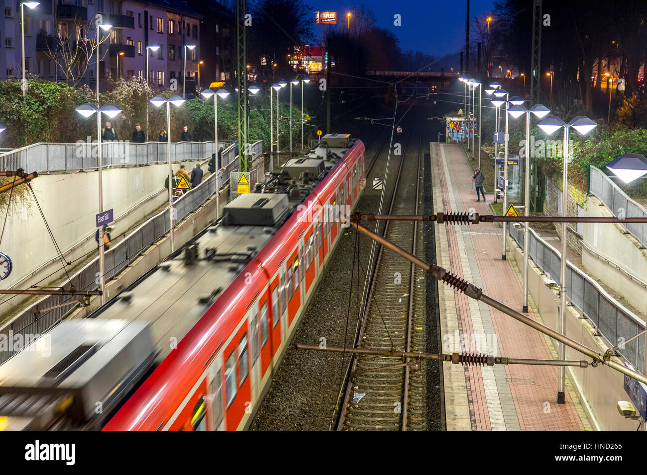 S-Bahn-Zug, Nahverkehrszug, in S-Bahn Station, Nahverkehr, Abend ...