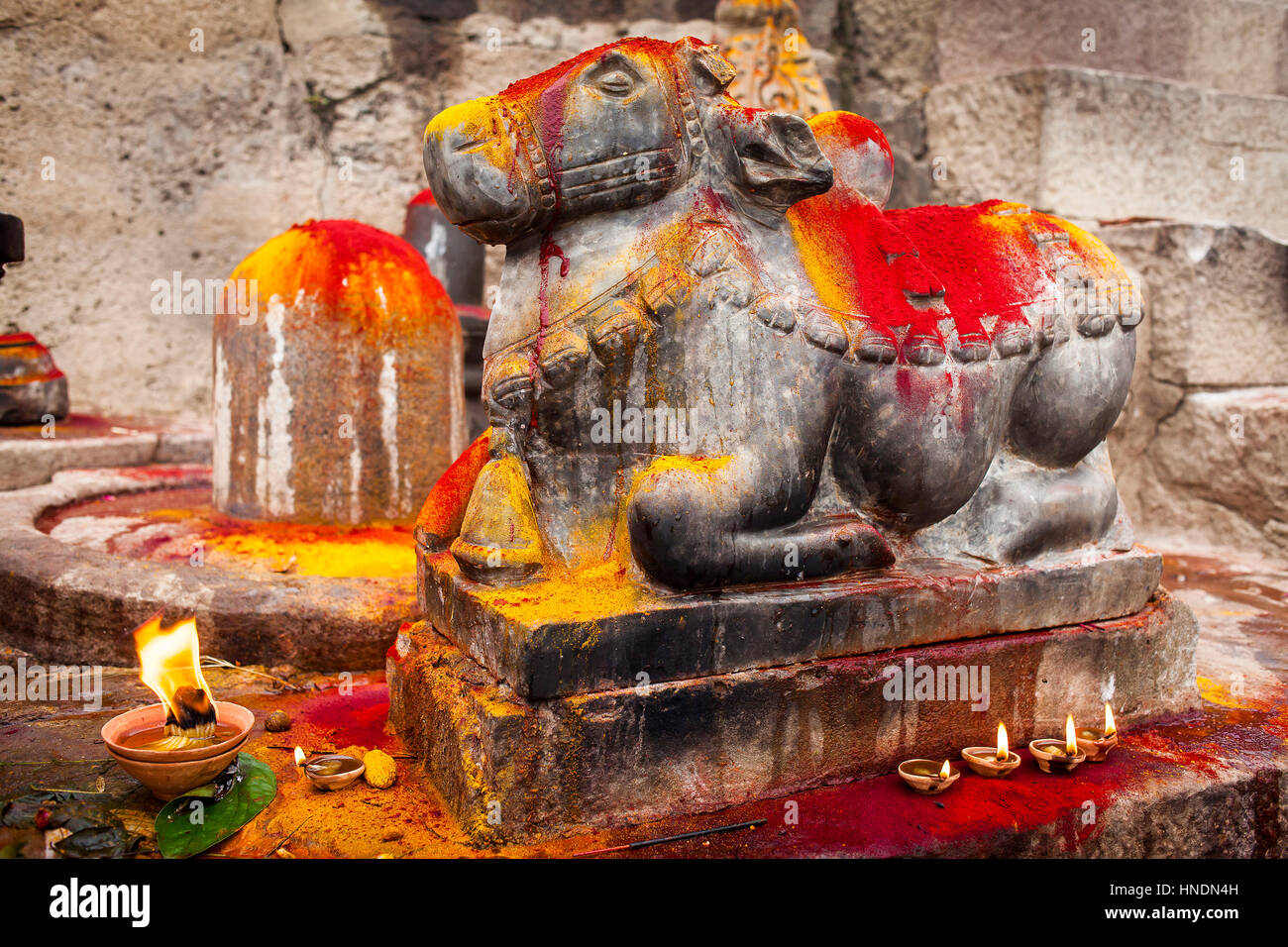 Ling und heilige Kuh Statue Shiva, Ghats von Fluss Ganges, Varanasi ...