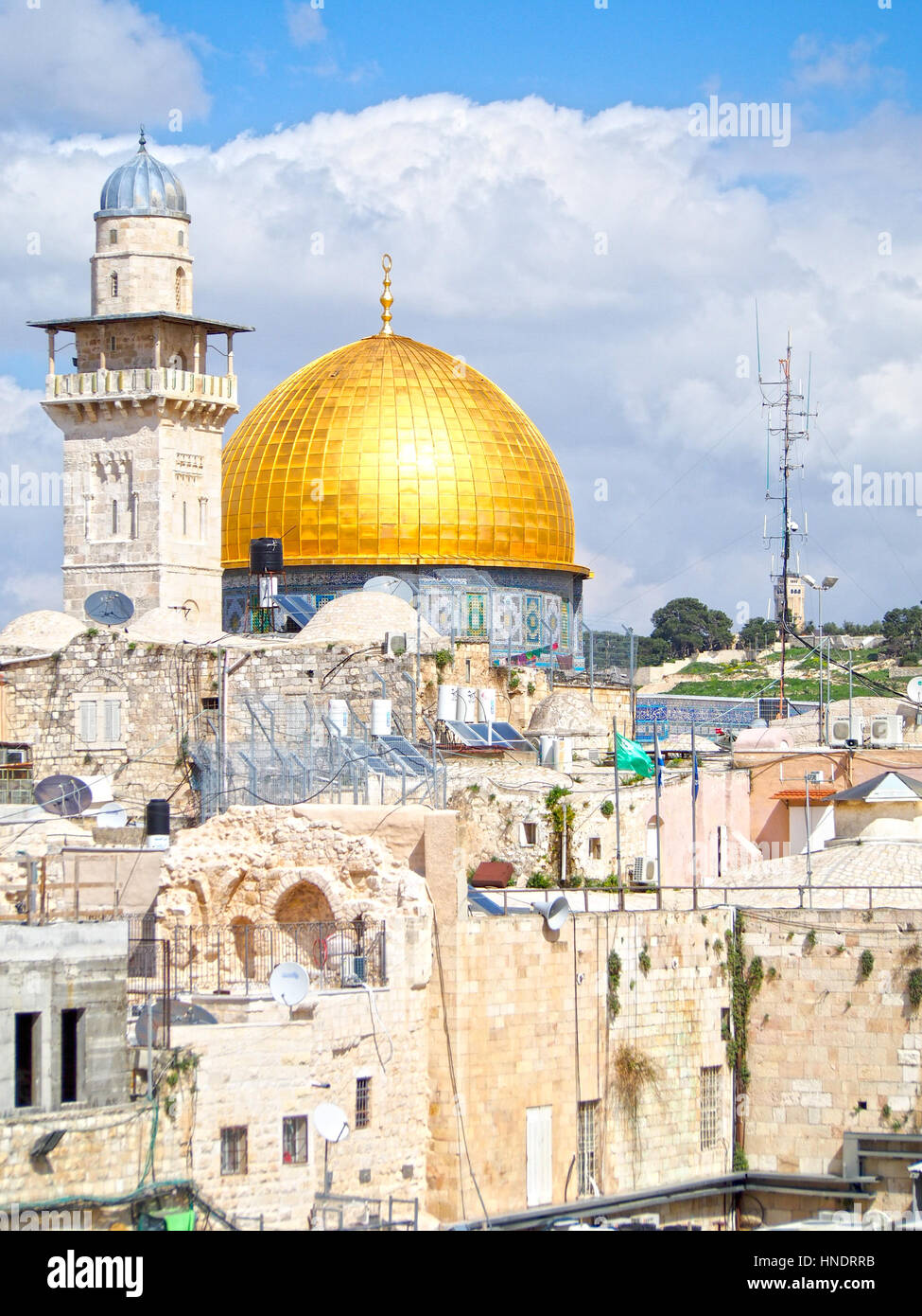 Die goldene Kuppel der Moschee auf dem Tempelberg dominiert diese ...