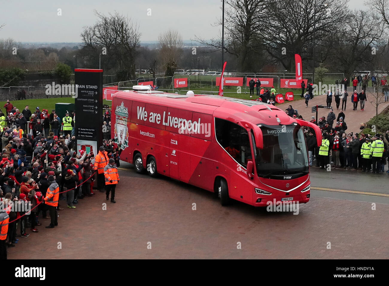 Liverpool team bus arriving premier -Fotos und -Bildmaterial in hoher ...