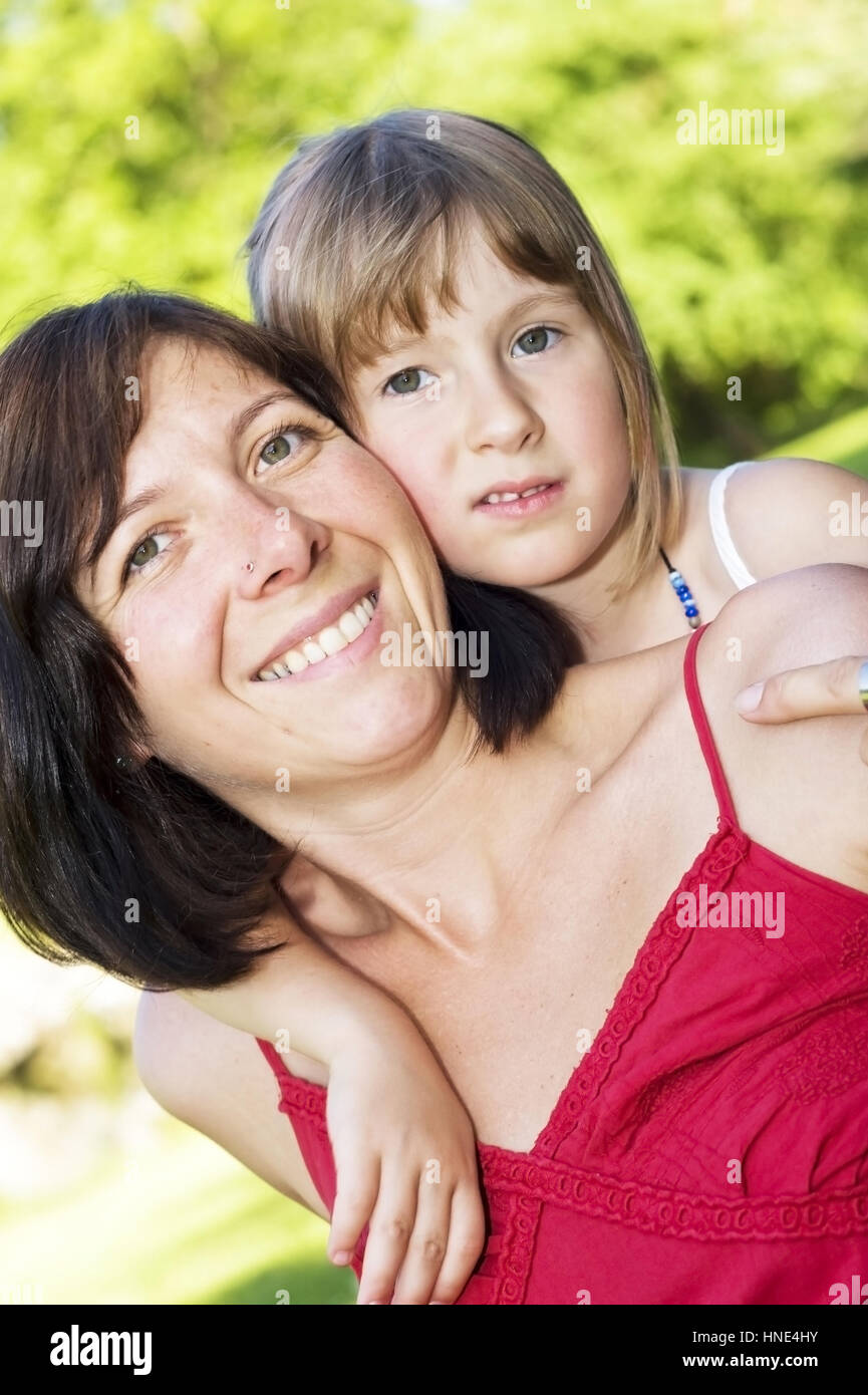 Model Release, Mutter Und Tochter - Mutter und Tochter Stockfotografie ...