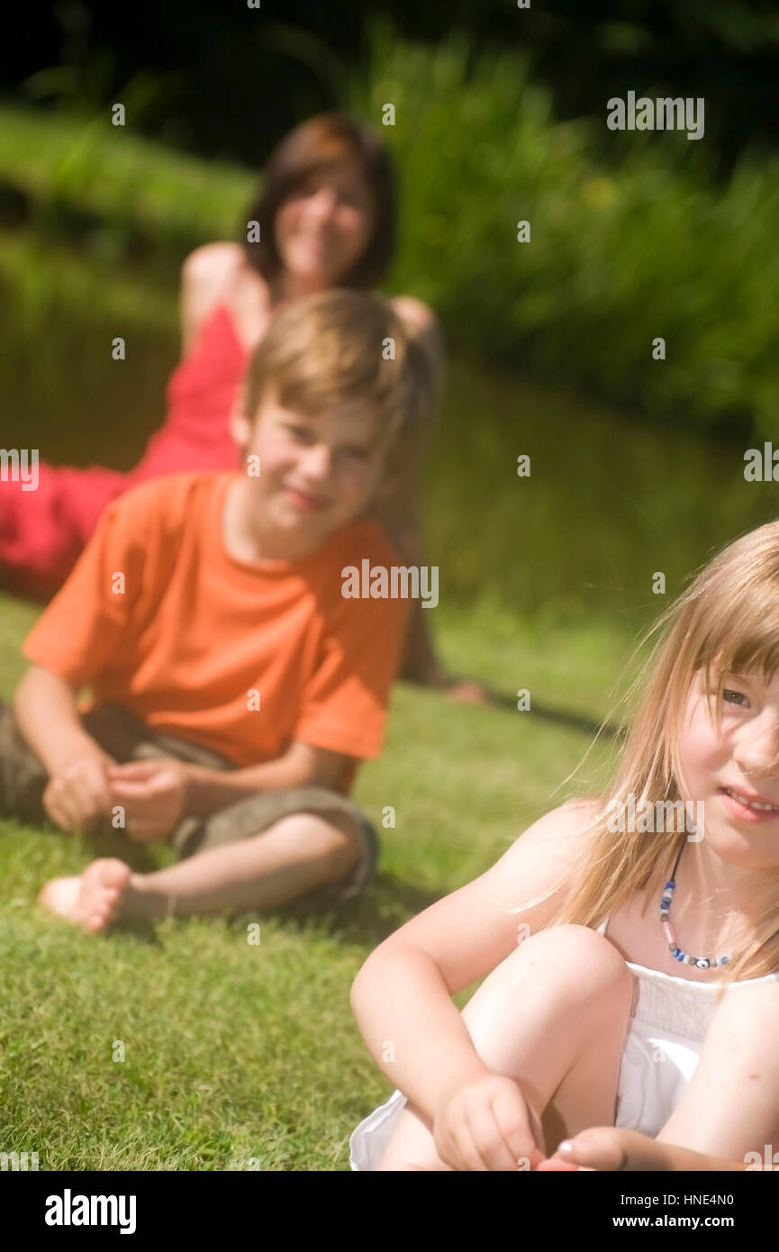 Model Release, Mutter Mit Zwei ging in der Wiese - Mutter mit zwei ...