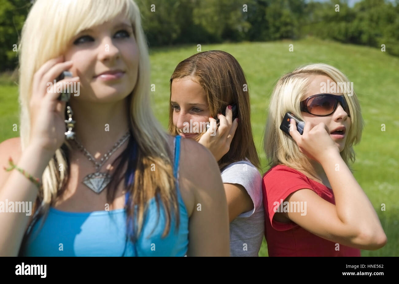 Teenager mit handys -Fotos und -Bildmaterial in hoher Auflösung – Alamy