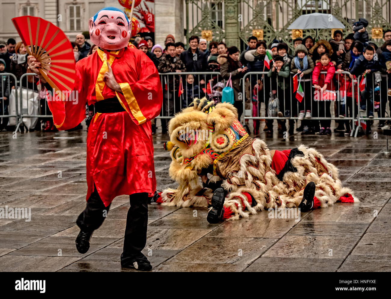 Traditional chinese dragon dance -Fotos und -Bildmaterial in hoher ...