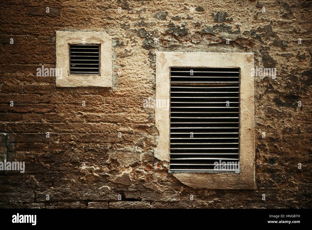Alte backsteinmauer mit fenstern -Fotos und -Bildmaterial in hoher ...
