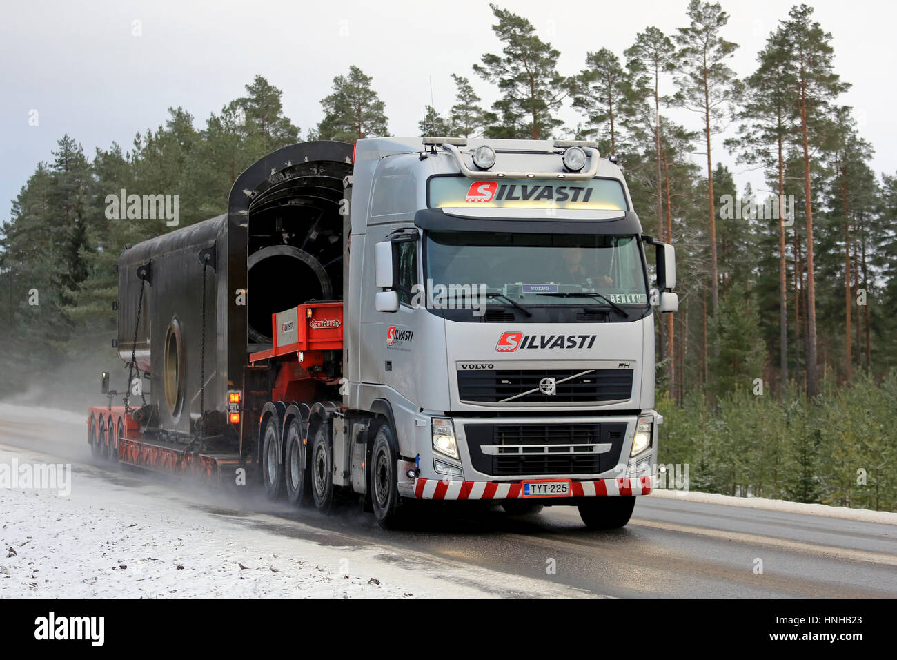 SALO, Finnland - 20. Januar 2017: Volvo FH Sattelauflieger von Silvasti ...