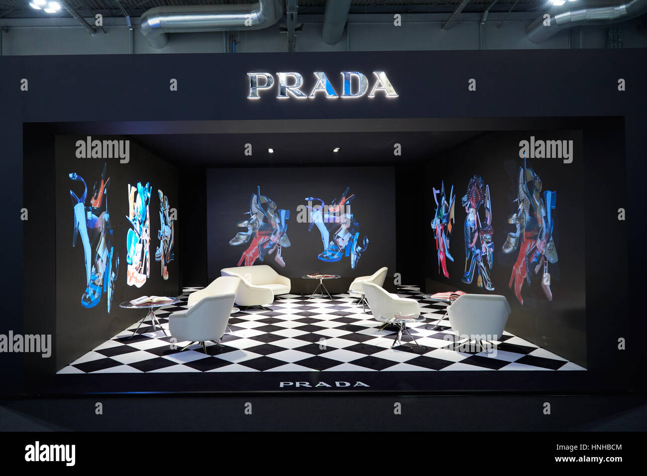 Mailand - SEPTEMBER 12: Prada Stand während Micam Schuhe Messe am 12 ...