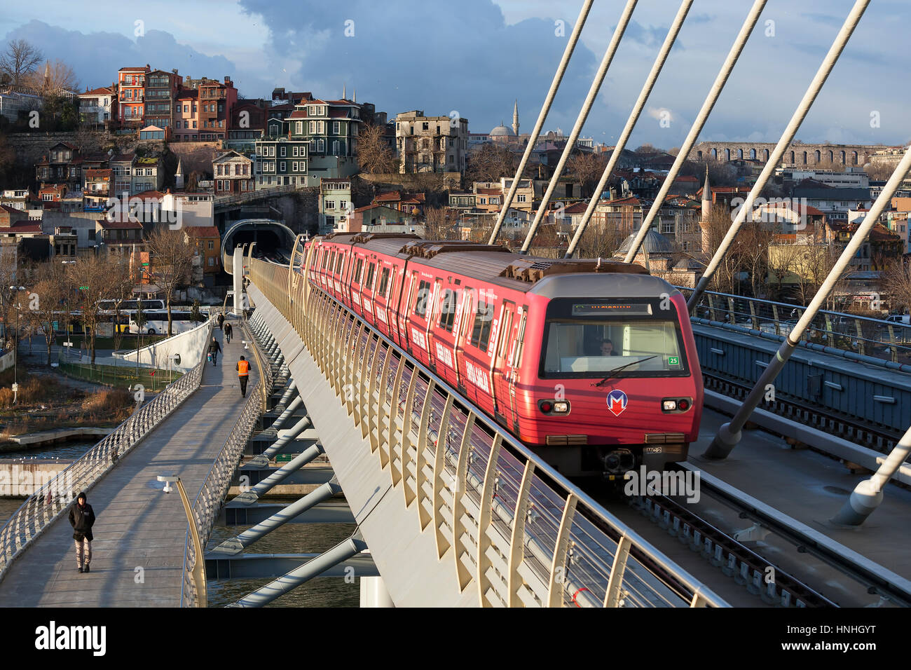 Metro train istanbul turkey -Fotos und -Bildmaterial in hoher Auflösung ...