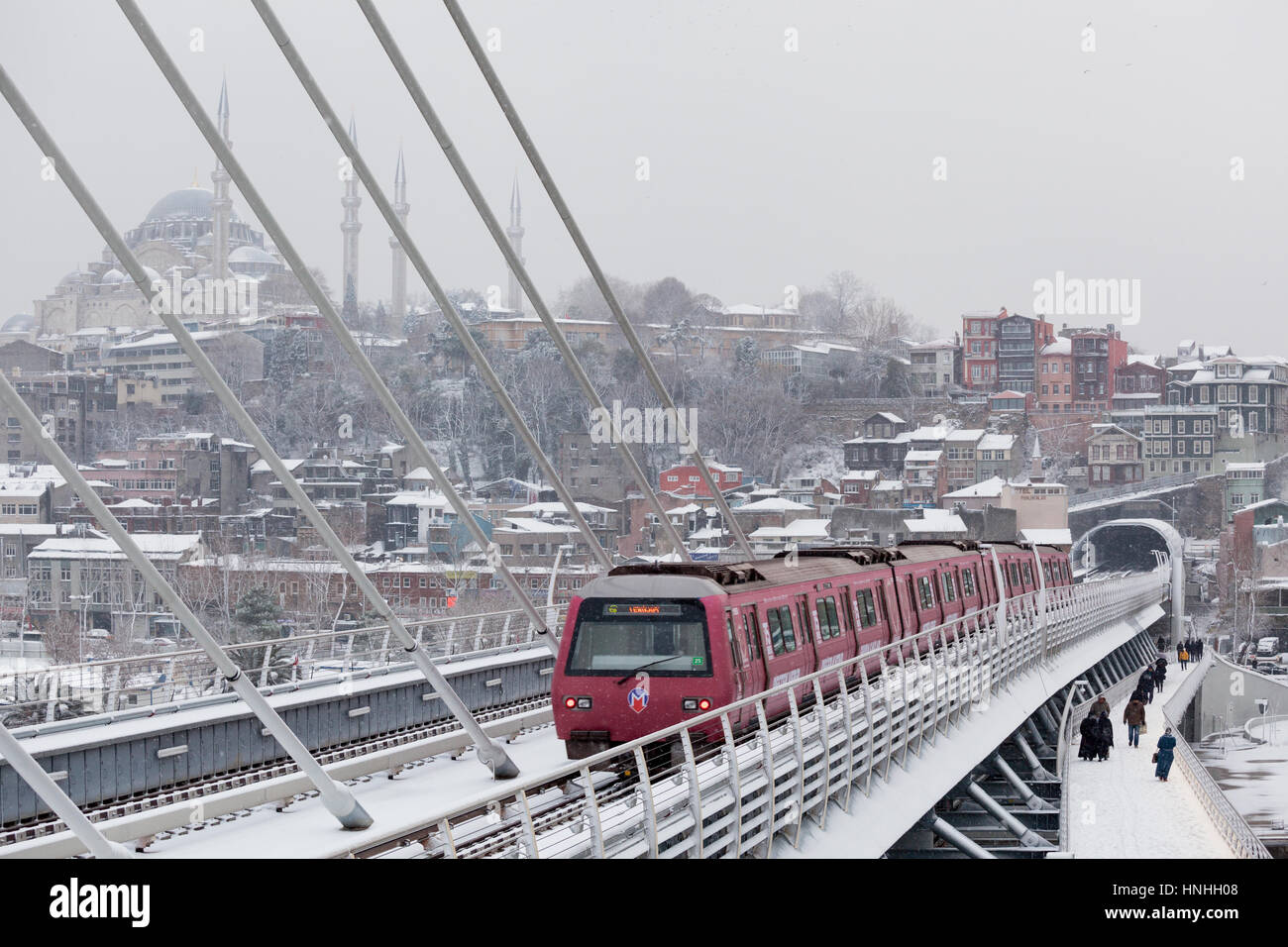 Metro train istanbul turkey -Fotos und -Bildmaterial in hoher Auflösung ...